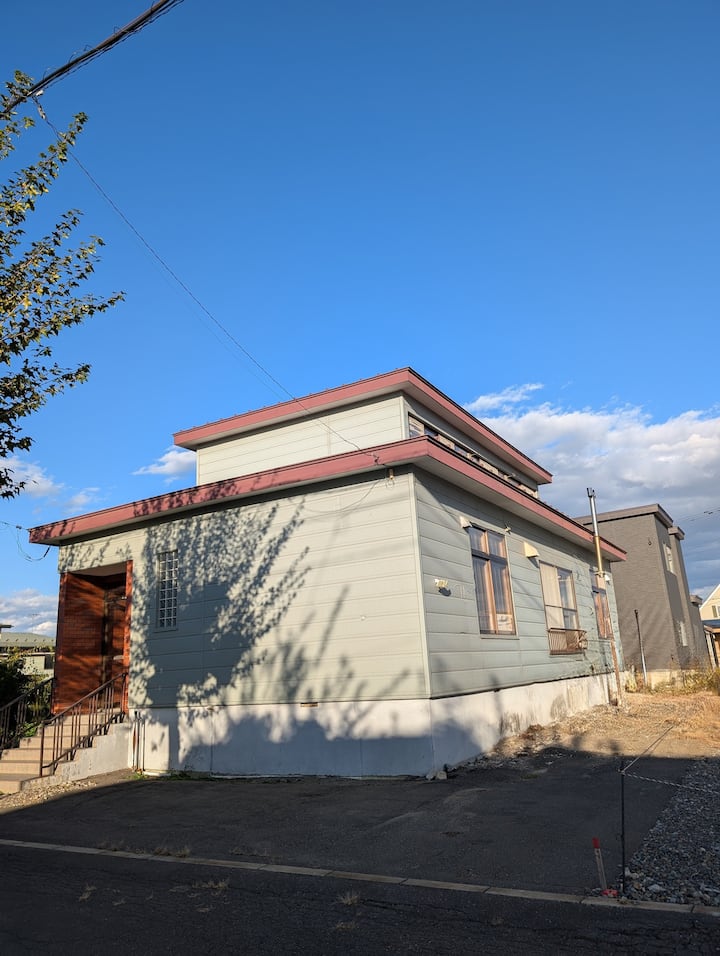 スキー場のあるメムロ・サホロ・トマムまで車、汽車で1時間圏内。スキーの後は暖かい1軒家でリラックス - Obihiro