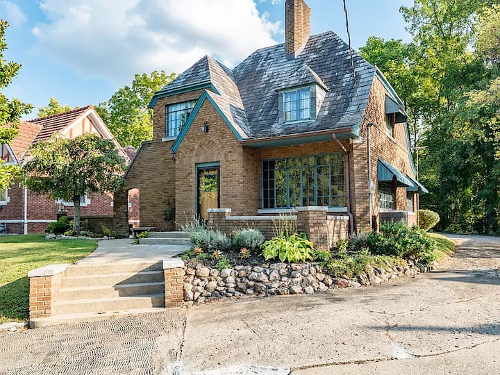 Quaint & Cosy, Indiana Style - White Rock Park, St Paul