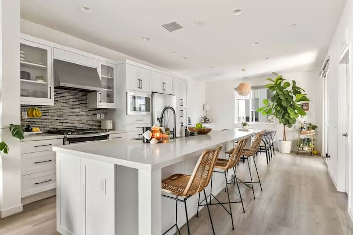 Modern Coastal Retreat W/ Ocean & Mountain Views - Costa Mesa, CA