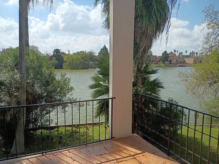 Stylish Lakeview Condo Near Downtown Brownsville - Brownsville, TX