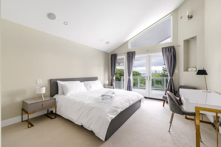 West Vancouver Oceanview King Suites - Bowen Island