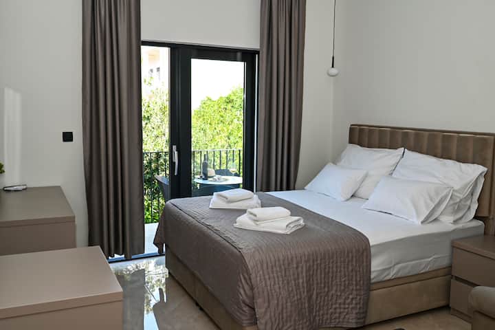 Fly Up Mediterranean Apartments 3 - Brist