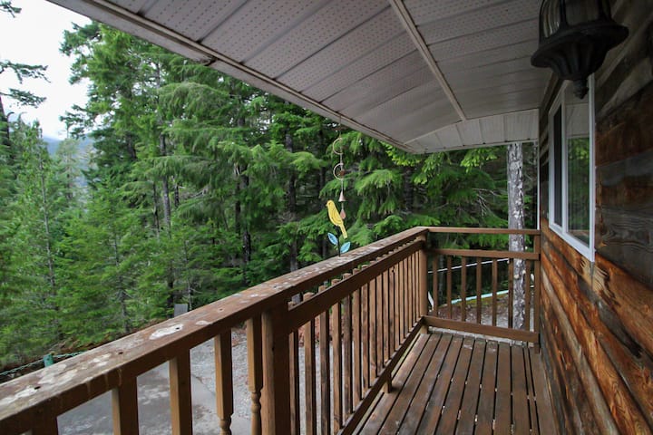 Nature Lovers Cozy Carriage Home - Vancouver Island