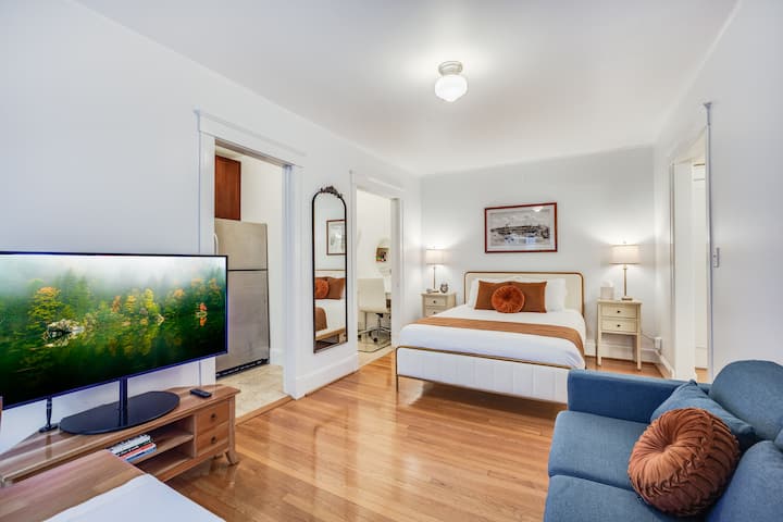 Charming Historic Studio In The Heart Of Seattle - Seattle, WA