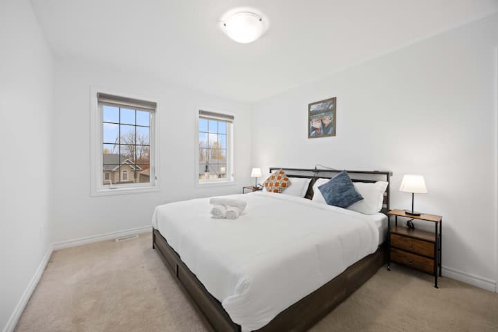 5 Bedroom & 3.5 Bathroom ~Fits 10 ~Spotless Stay - Brampton