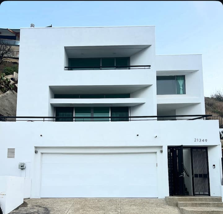 Gorgeous 3 Bd/2.5 Ba Malibu Retreat W/ Ocean Views - Malibu, CA