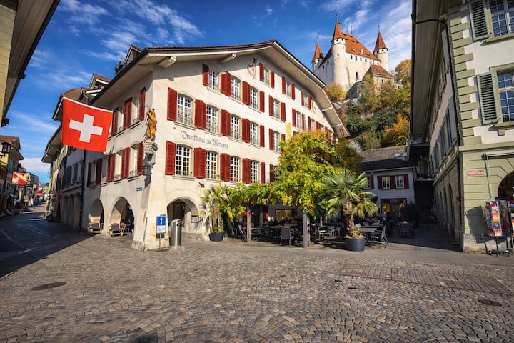 Historic Gem On Old Town Square - Thun