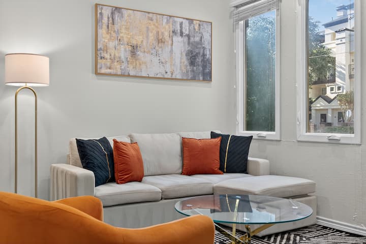 Stylish 1br In Katy Trail | Pool + Free Parking - Dallas, TX