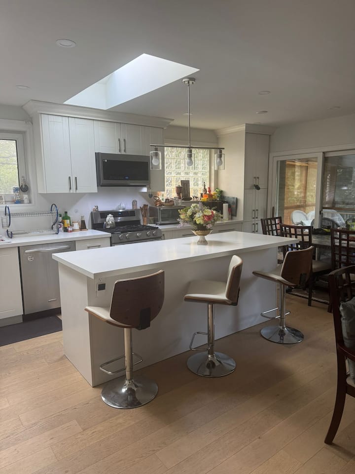 Newly Renovated 3 Bedroom Bungalow In Aurora - Aurora