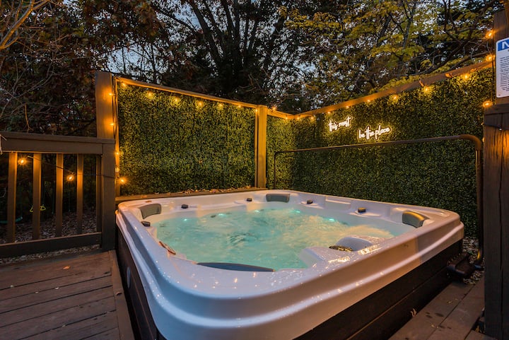 Petfriendly!
Hottubfirepit Gameroombowling Karaoke - Massanutten, VA