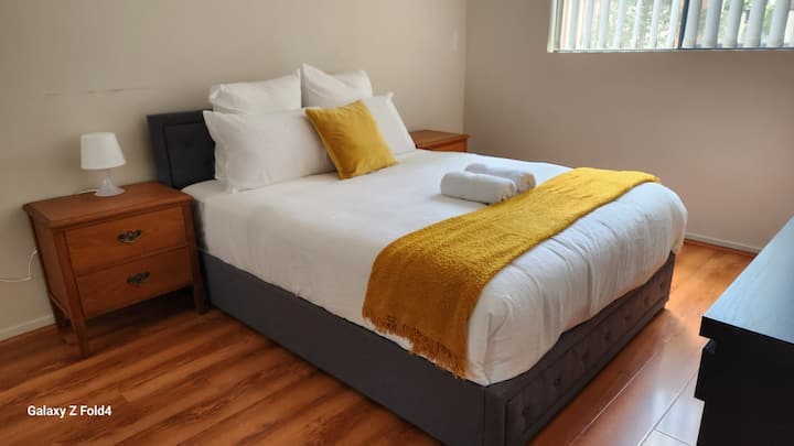 Bright 3 Bedroom Ground Floor Apartment W/balcony. - Auburn