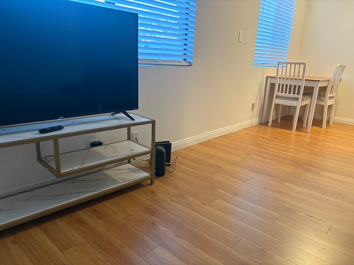 N Hollywood 2+1 - Burbank, CA