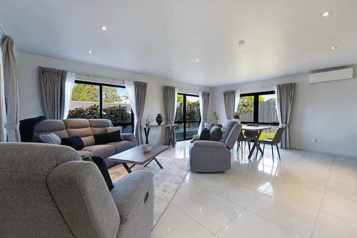 Modern Spacious Home With Backyard And Parking - Auckland