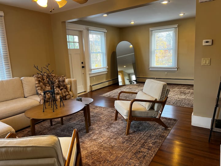 Coming Soon • Stylish Simsbury Home • Pet Friendly - Bloomfield, CT