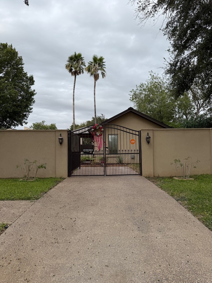 Cozy Laredo Retreat — Your Home On The Border - Laredo, TX