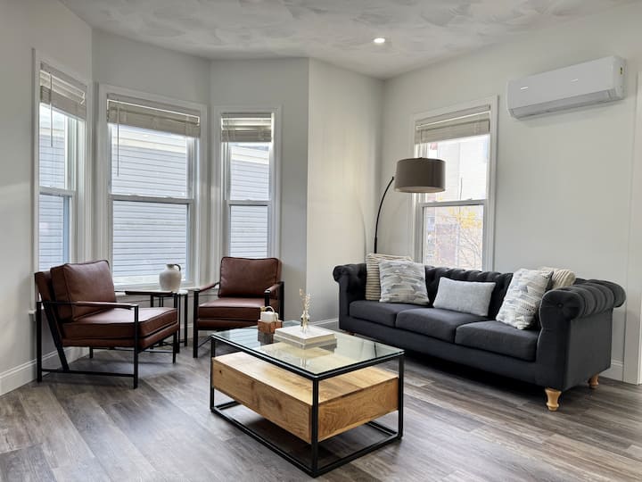 New Host: 4 Bed Duplex, 3 Miles To Downtown Boston - Boston, MA