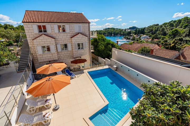 Spacious Apartment With Pool & Sea Views Near Town - Lumbarda