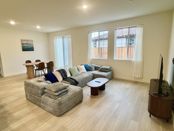 New 2025 Elk Grove 4br Home + Luxury Tub! Getaway! - Elk Grove, CA