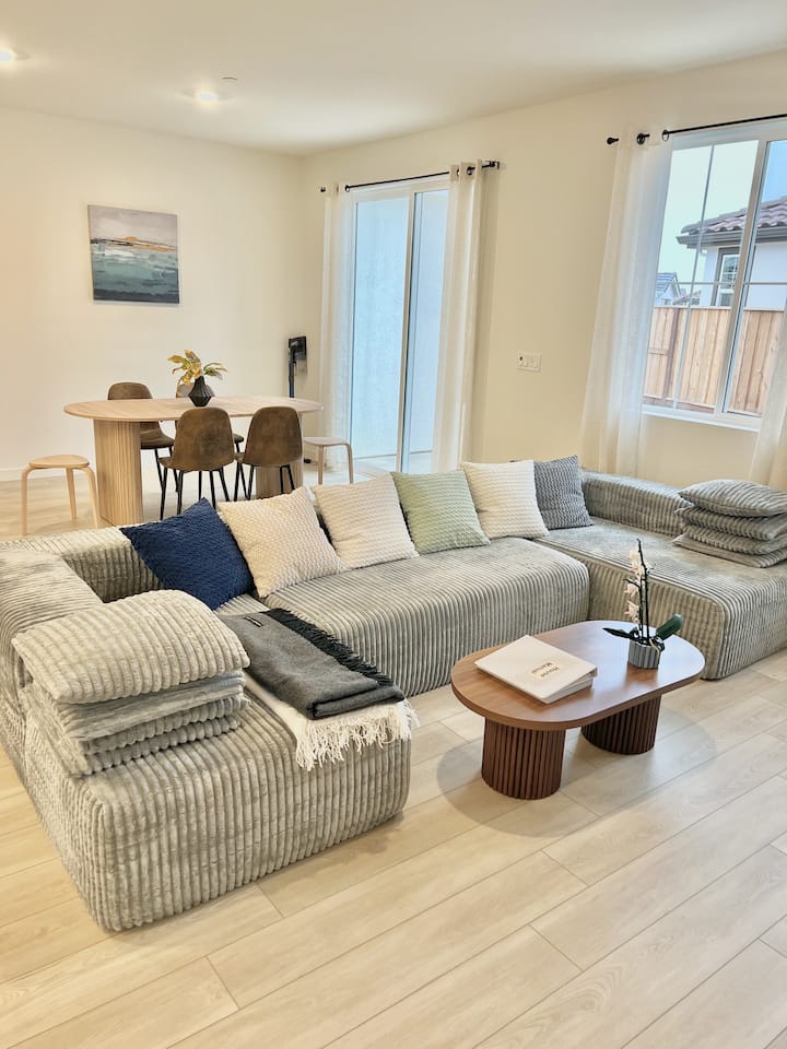 New 4br Elk Grove W Lux Tub • Casino, Ski & Tahoe - Elk Grove, CA