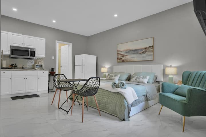 Best Location/ Free Parking/ King Bed Studio - Miami Lakes, FL