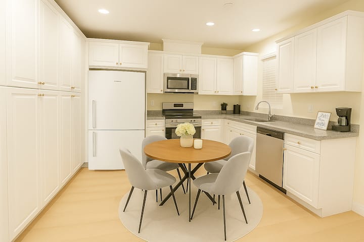 安大略机场旁现代联排别墅，带私人庭院、社区泳池、健身房，聚会区 - Eastvale, CA