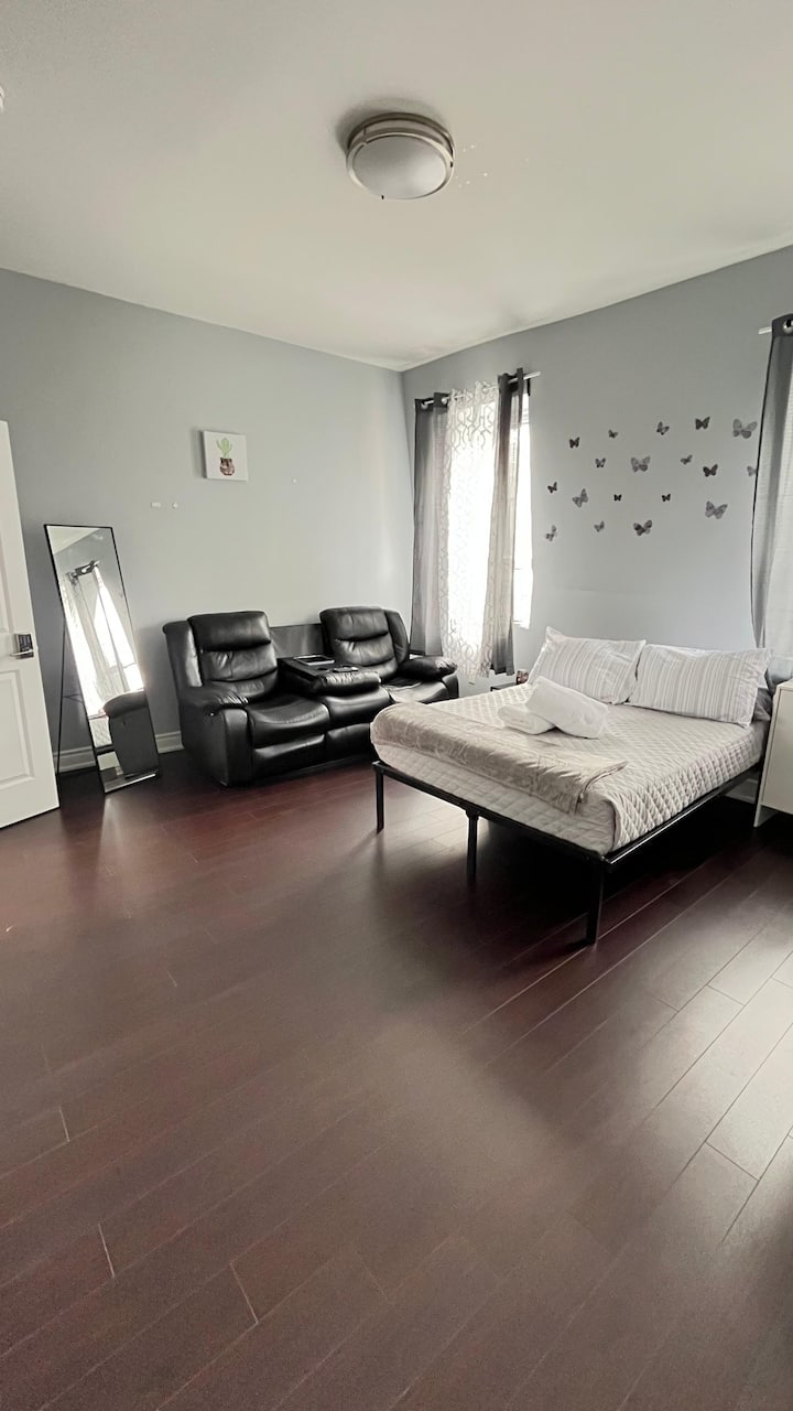 Prime Location! 2br In Kensington Market - Toronto