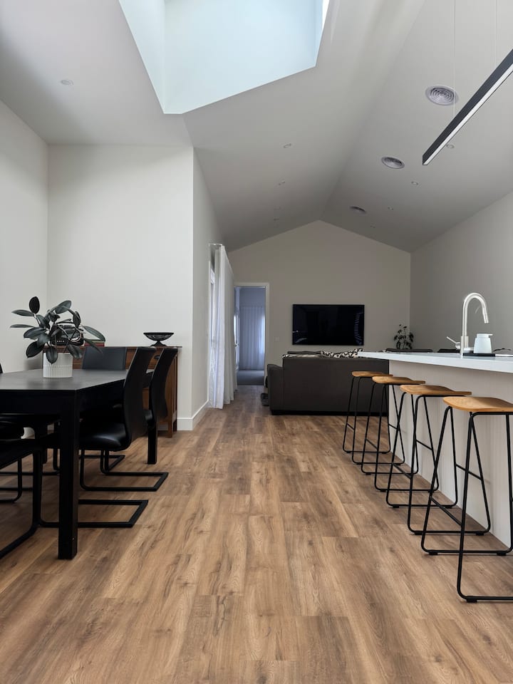 Cbd Location - 4 Bed, 2 Bath
Close To Mt Panorama - Bathurst