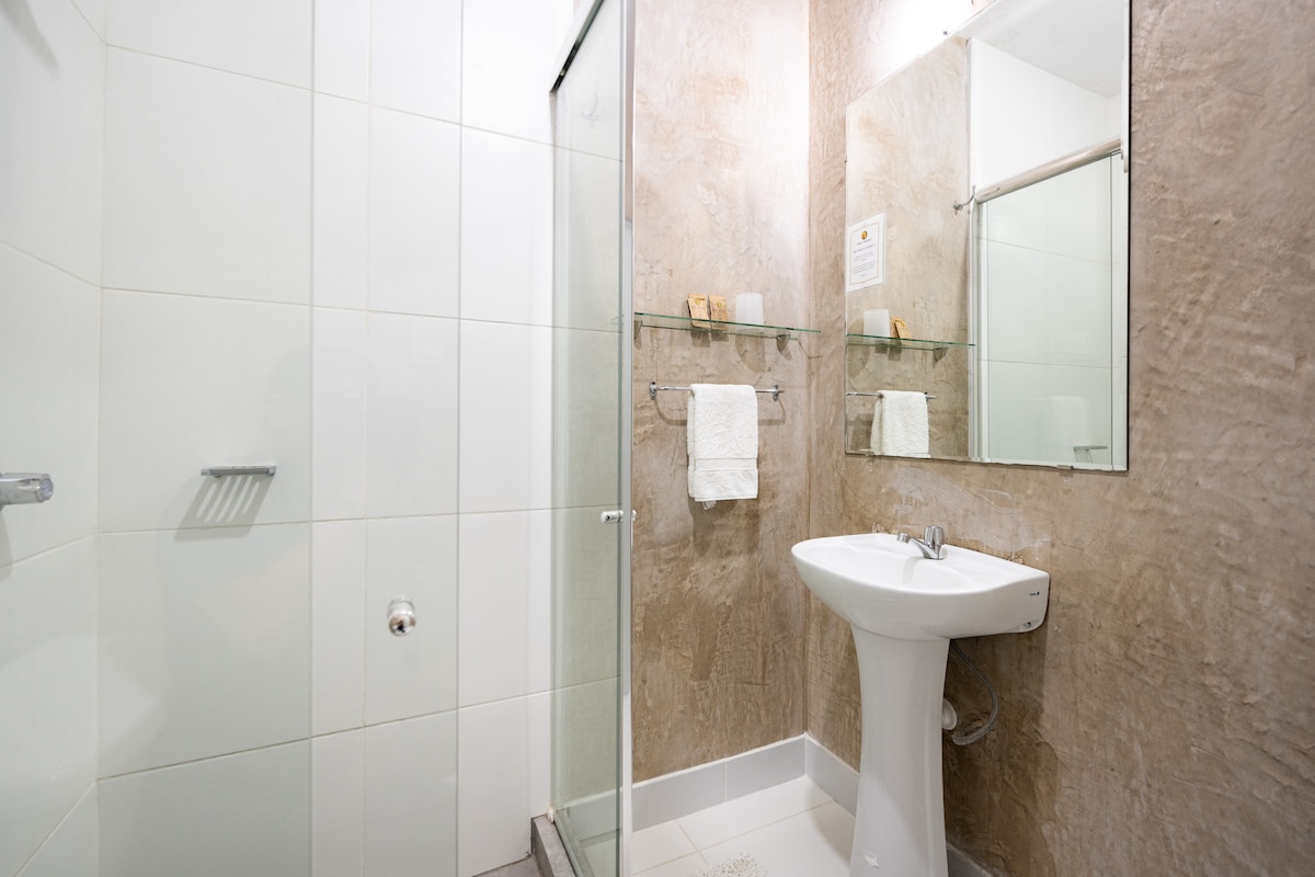 Standard Individual Black Gold with work area - Hotels for Rent in ...