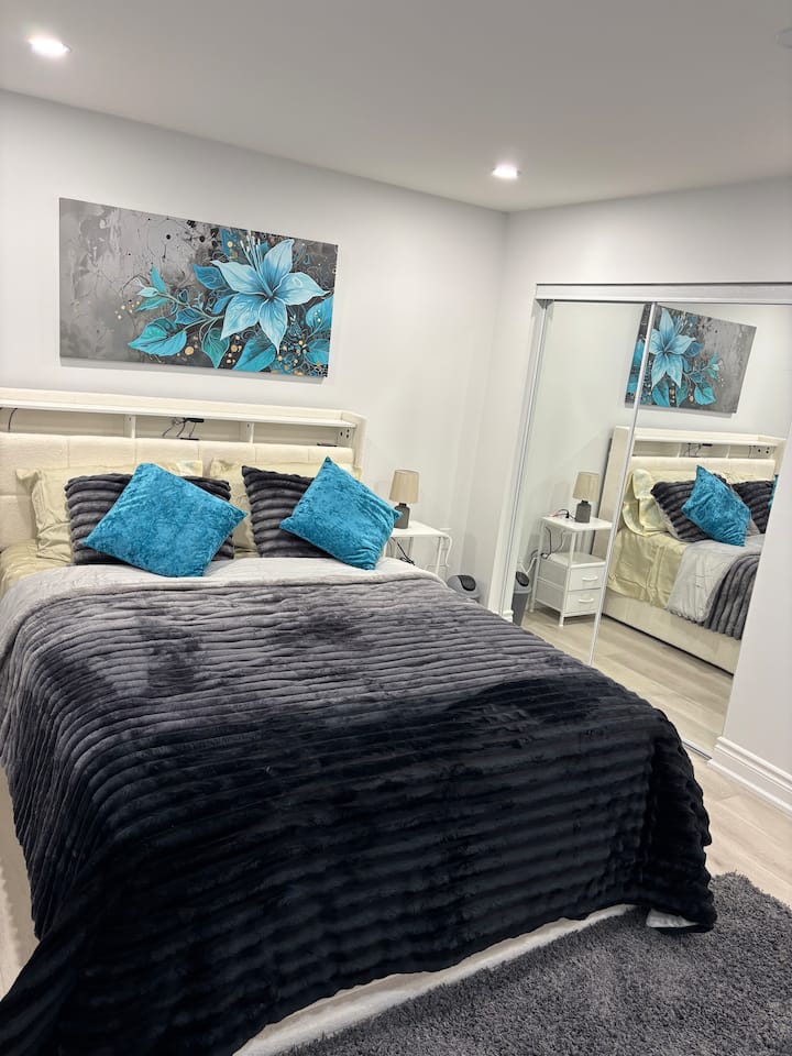 Bright 1-br Walk-out Suite | Private & Workspace - Ajax