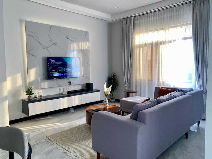 Luxurious Apartment Near 
All Amenities|good Views - Uganda