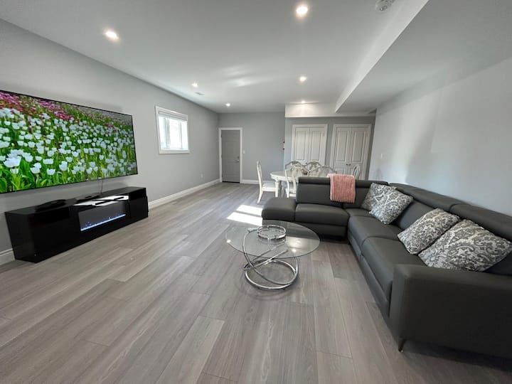 Ambassador Apartment - Windsor