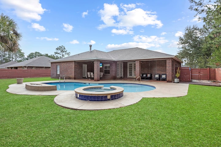 Coastal Pirate | Jacuzzi • Pool • Minutes To Beach - Navarre, FL