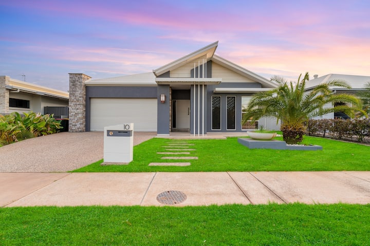 Zenhouse Solstice: Designer 4-br Executive Retreat - Darwin