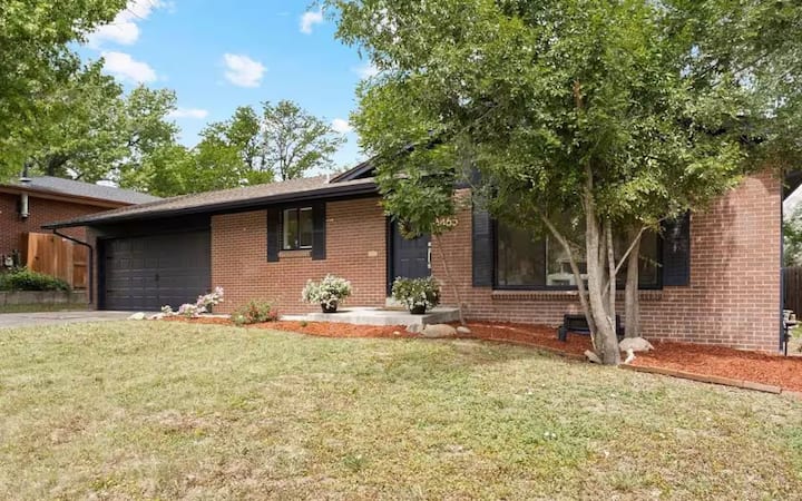 Modern Ranch Retreat W/ Hot Tub + Sleek Kitchen - Centennial, CO