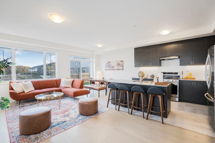 Modern 3br Corner Townhouse • Near Hwy401 & Trails - Chicopee