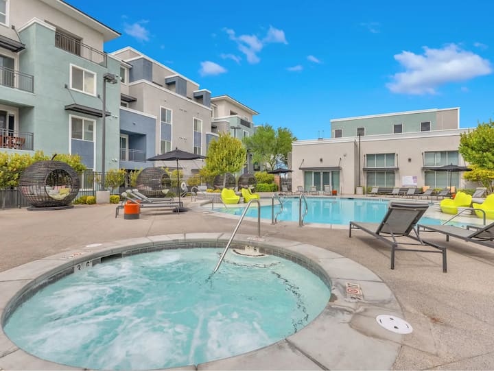 Modern Vegas Stay | Strip View | Casper King Bed - Henderson