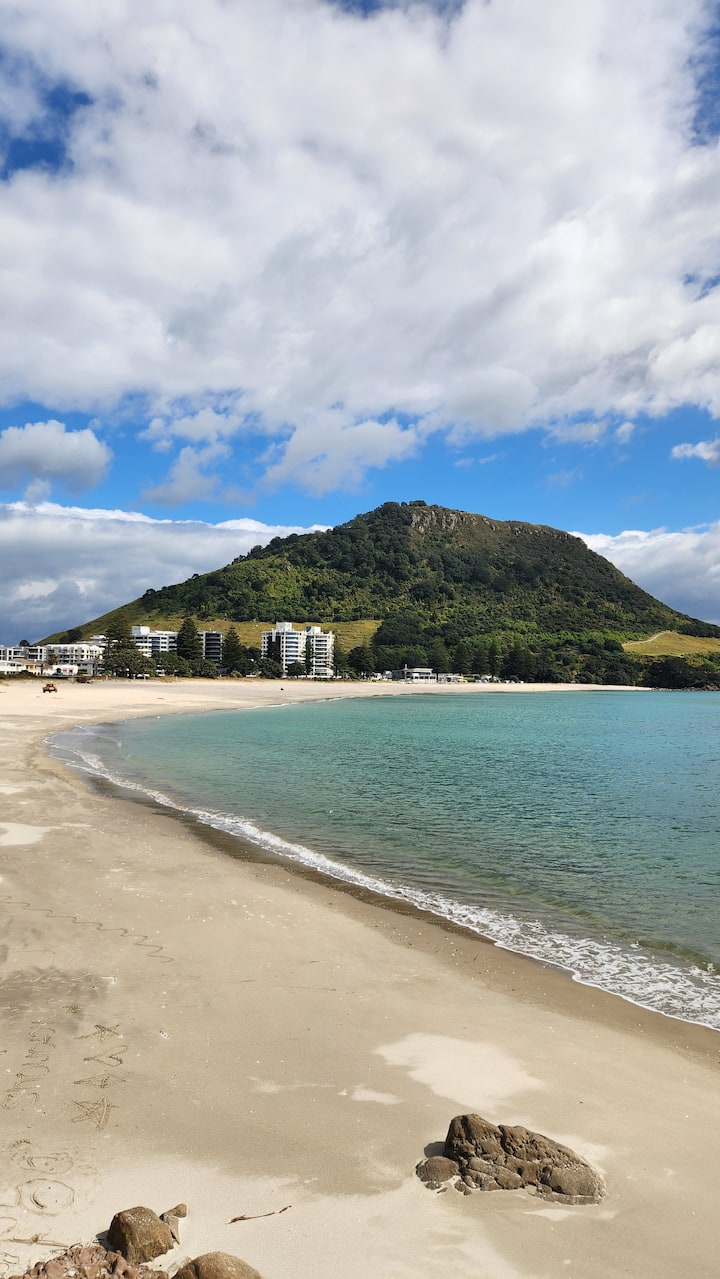 Perfect Location: 2 Bedroom Beach Pad - マウント・マウンガヌイ