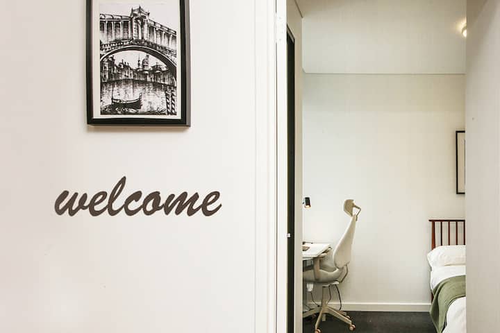 Location! Convenient! Spacious! Fee Parking! - Randwick