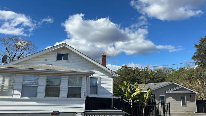 Large 3br Home Near Dulles W/parking Sleeps 8 - Manassas, VA