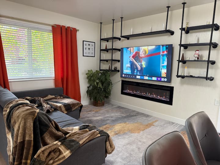 Bright & Stylish 3br House With Hot Tub - Roseville, CA