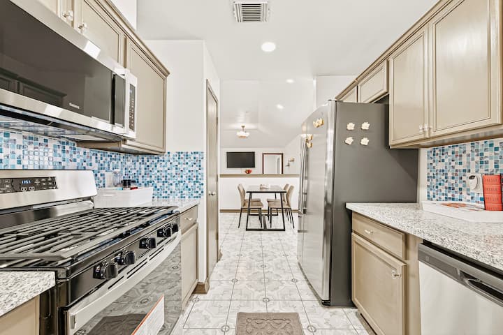 Bright Home | 5 Beds 3 Full Baths | Asian Town | - Stafford, TX