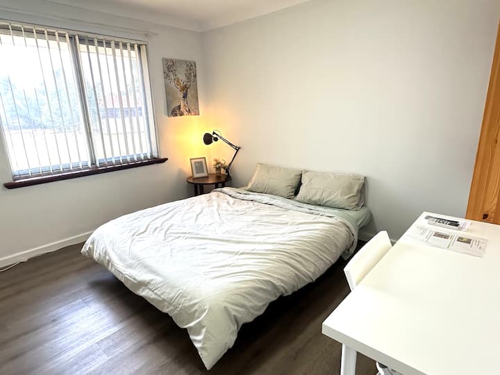 Midvale Cozy House- Shared Room (King-sized Bed) - Greenmount