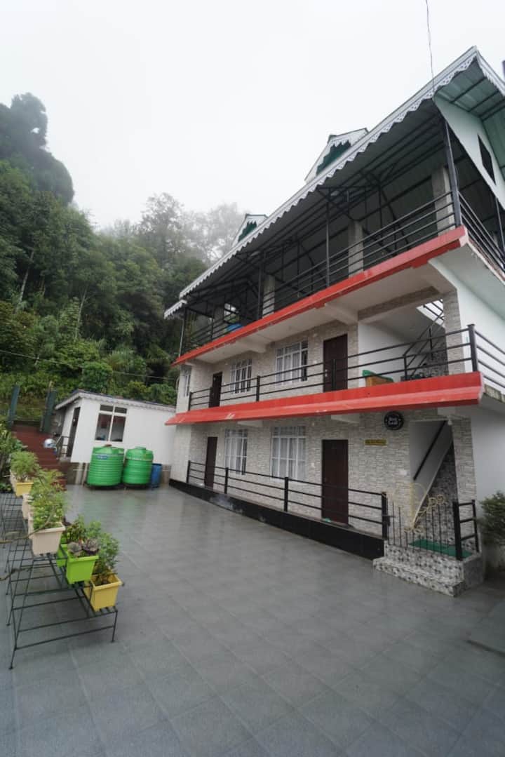 Bay Leaf- Mountain View Stay & Home-cooked Meals. - Darjeeling