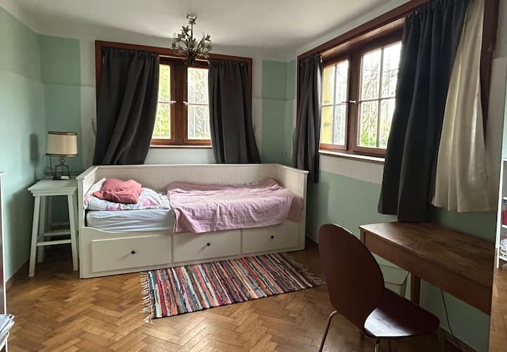 Zimmer Mit Blick Ins Grüne, Ruhig Aber Zentral - Stuttgart