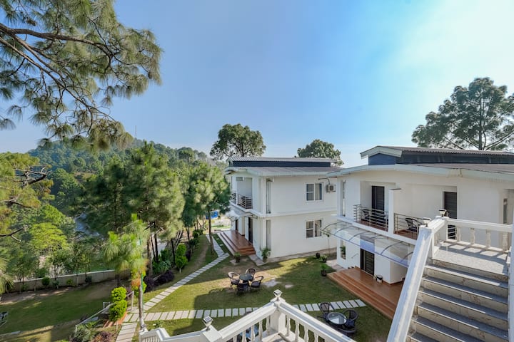 Stay W/ Private Balcony, Common Pool In The Hills - Renuka Ji