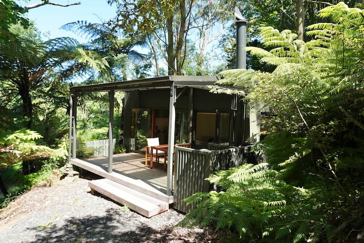 The Green Effect | Romantic Tiny Home Raglan - Raglan