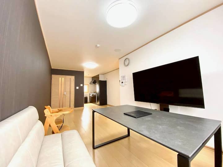 観光通り沿い|2ベッドルーム貸切|ねぶた運行コース徒歩7分|明るいリビング|敷地内駐車場 - Aomori