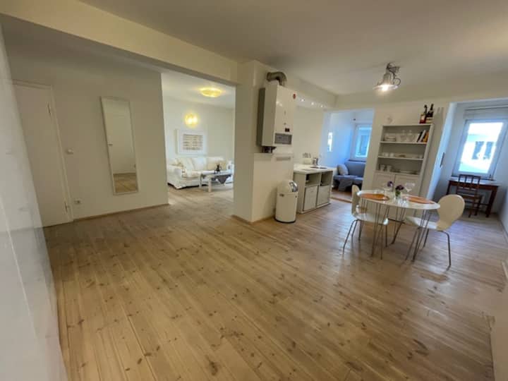 Einzigartige Zentrale Lichtdurchflutete Wohnung - Düsseldorf