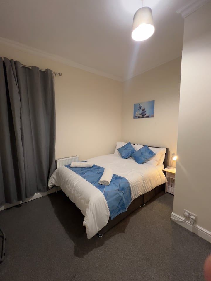 Cozy Double Bedroom + Work Space + Free Parking - Stoke-on-Trent