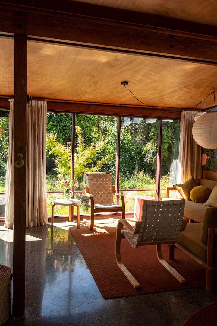 Mid-century Suburban Sanctuary - Hastings